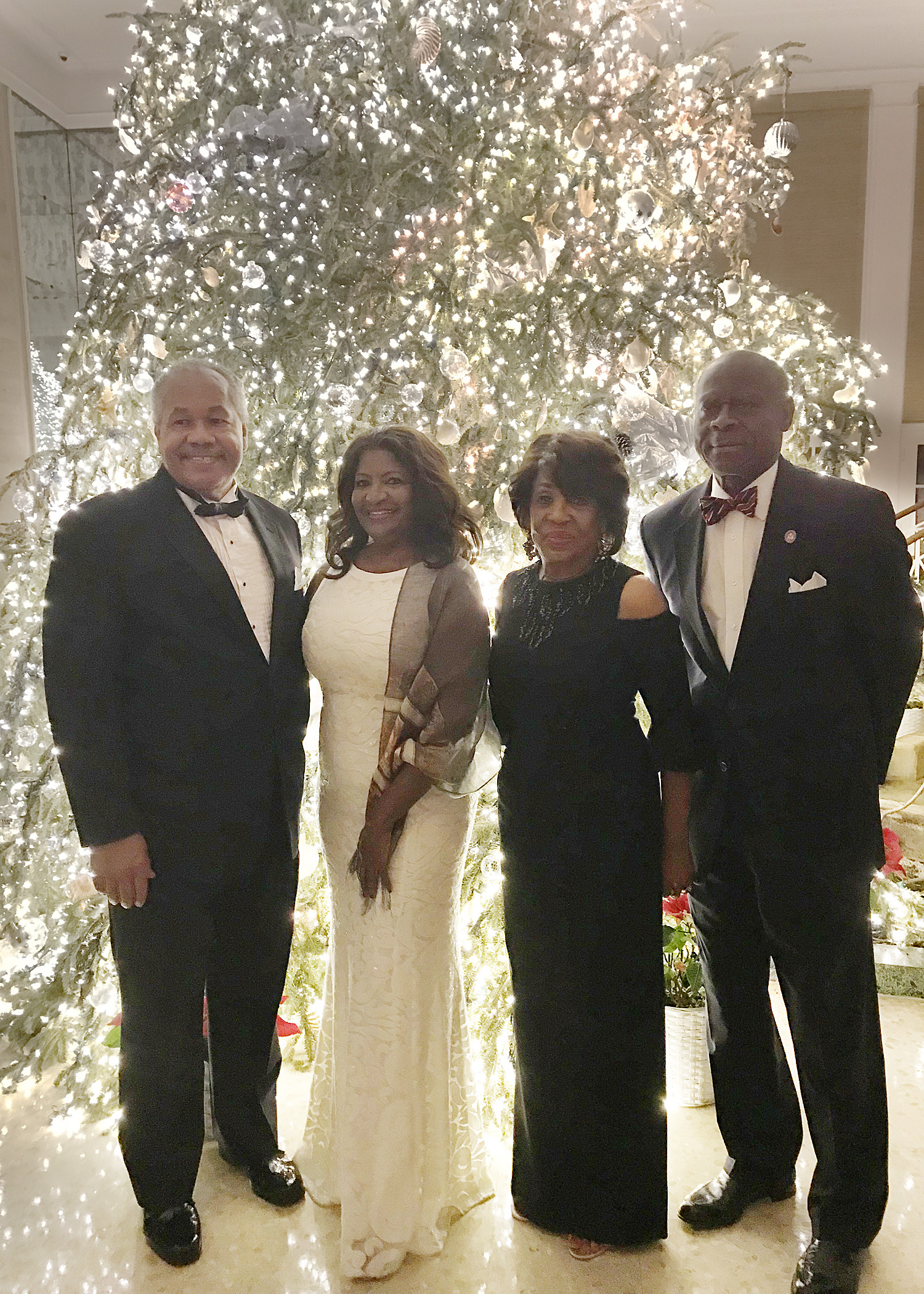 MAXINE WATERS AND SIDNEY WITH DR. RODNEY AND WIFE – BAHAMAS CHRONICLE