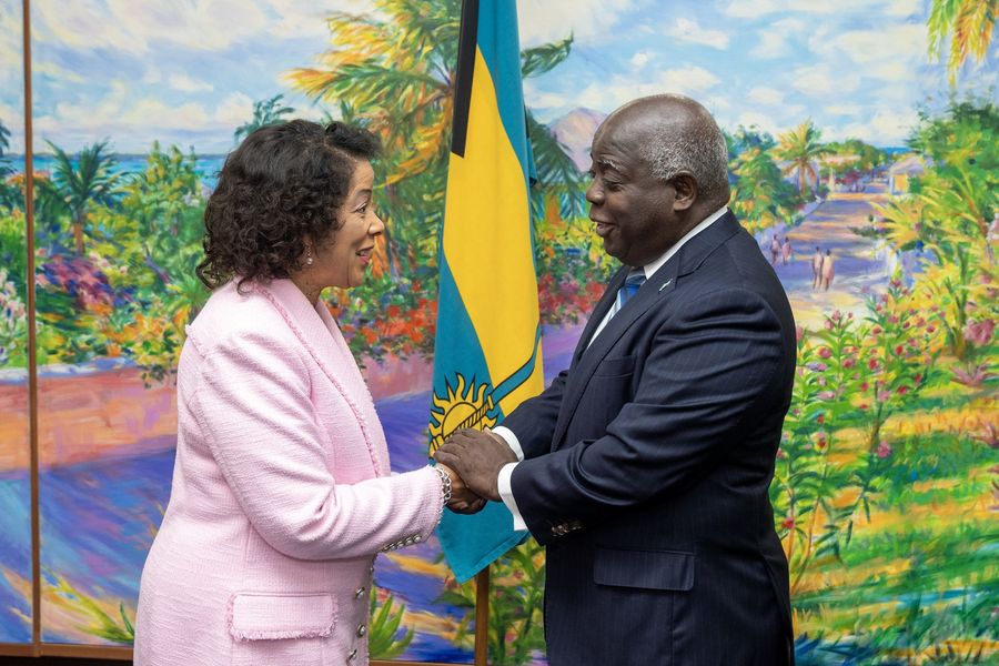 MEMBERS OF ALPHA KAPPA ALPHA SORORITY PAY COURTESY CALL ON BAHAMAS ...