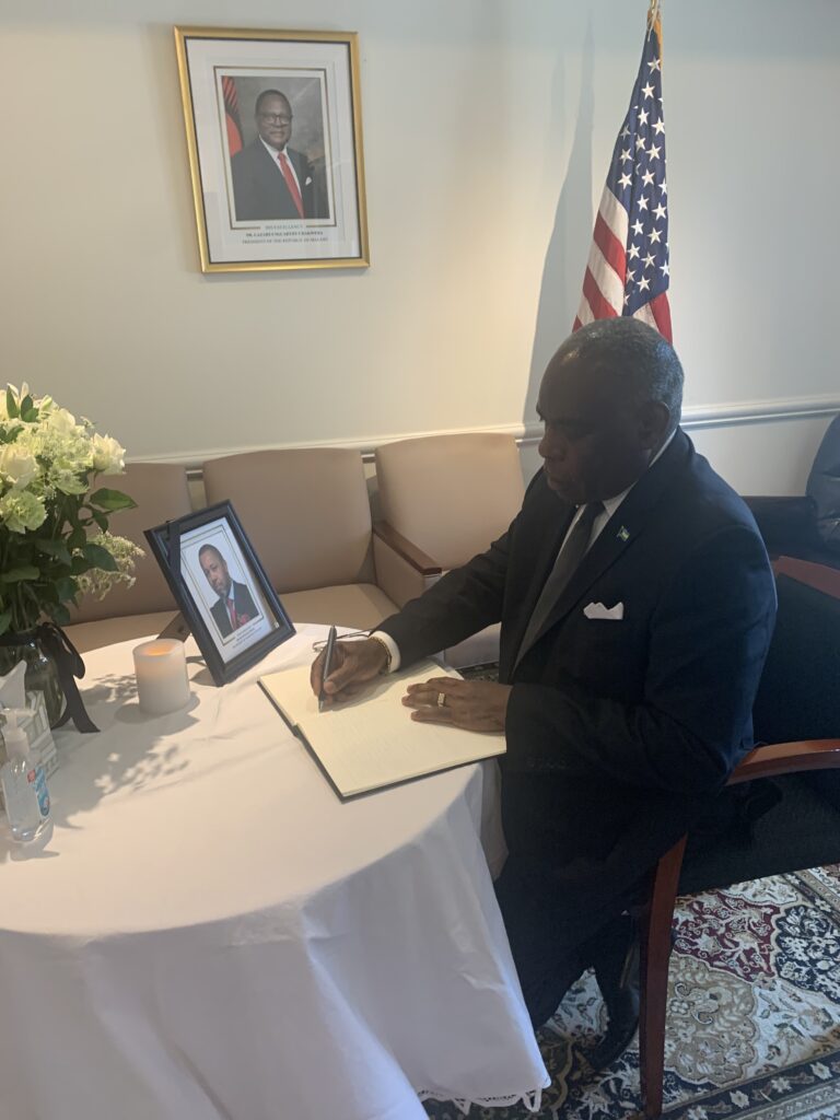 BAHAMAS AMBASSADOR JONES SIGNS BOOK OF CONDOLENCE AT MALAWI EMBASSY ...